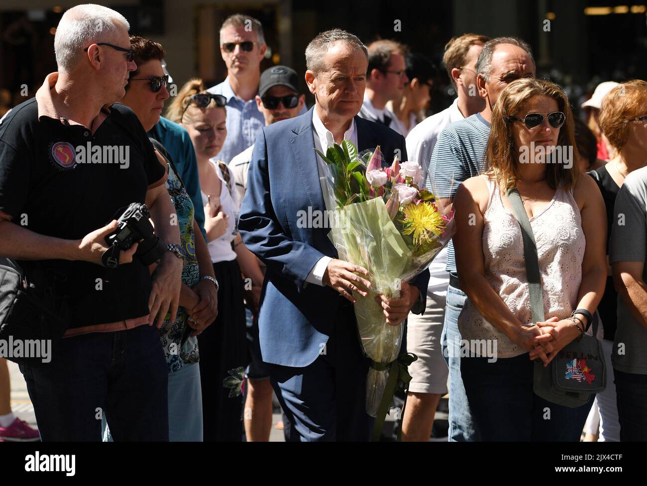 Le chef de l'opposition, Bill Shorten, dépose des fleurs au coin de ...