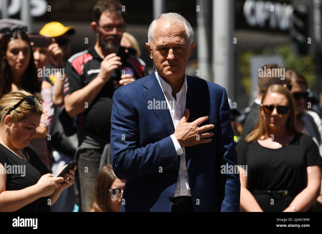 Le Premier ministre Malcolm Turnbull met la main sur son coeur après ...