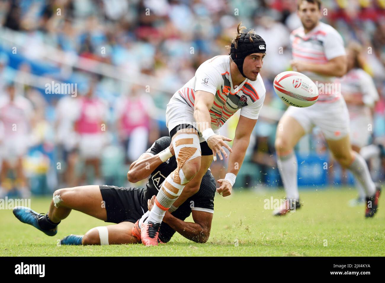 Ethan Waddleton d'Angleterre (au centre) est affronté par Sione Molia ...