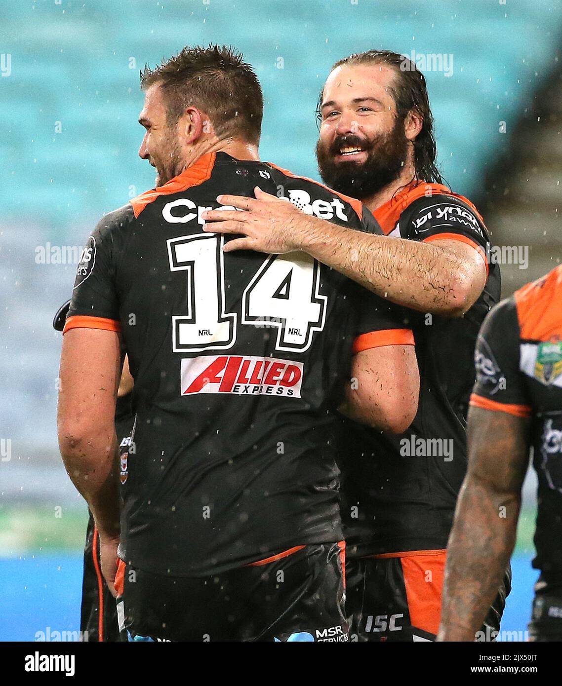 Aaron Woods (à droite) et le coéquipier Tim Grant célèbrent après le ...