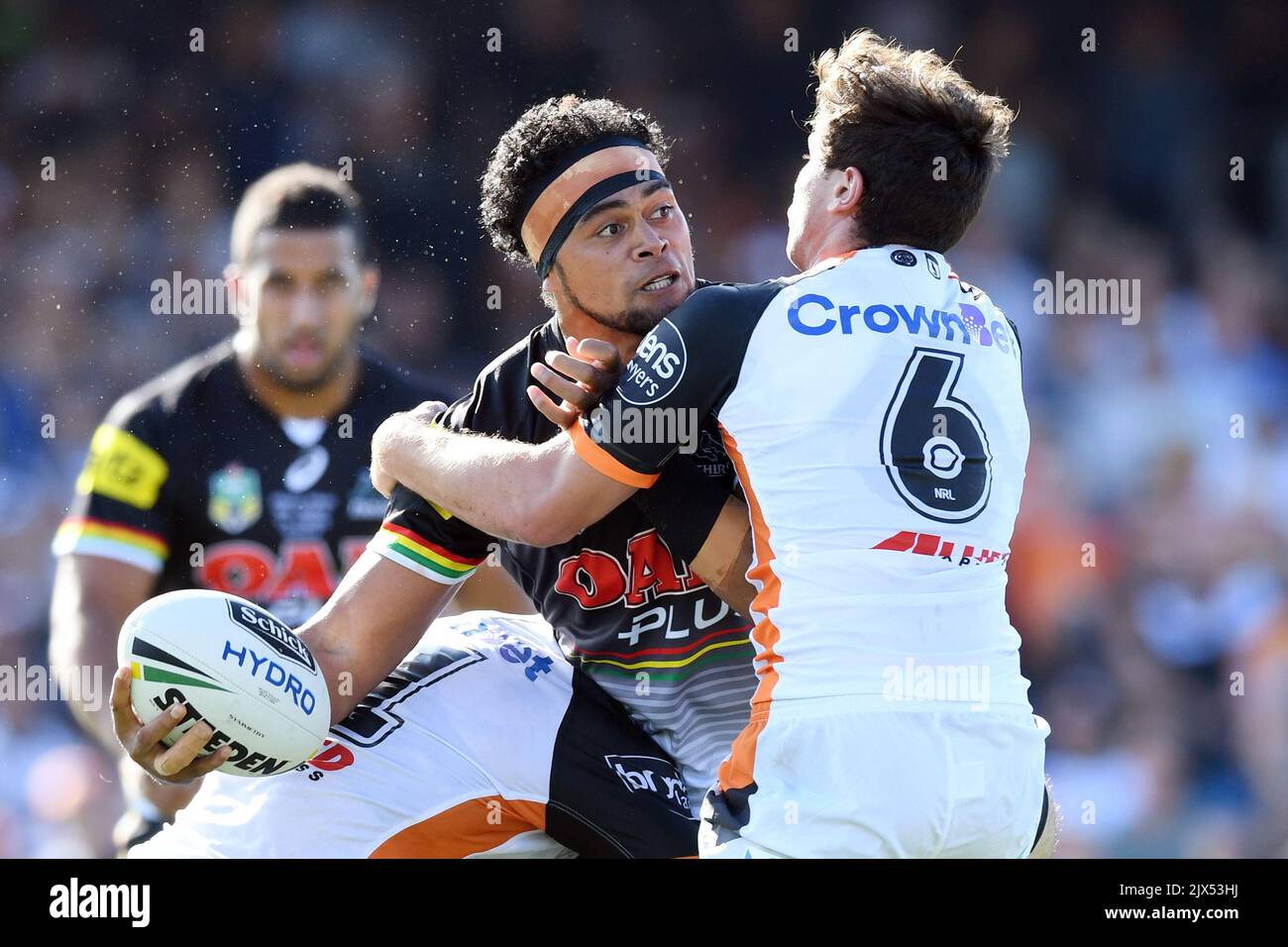 Sitaleki Akauola (au centre) des Panthers est attaqué par Mitchell ...