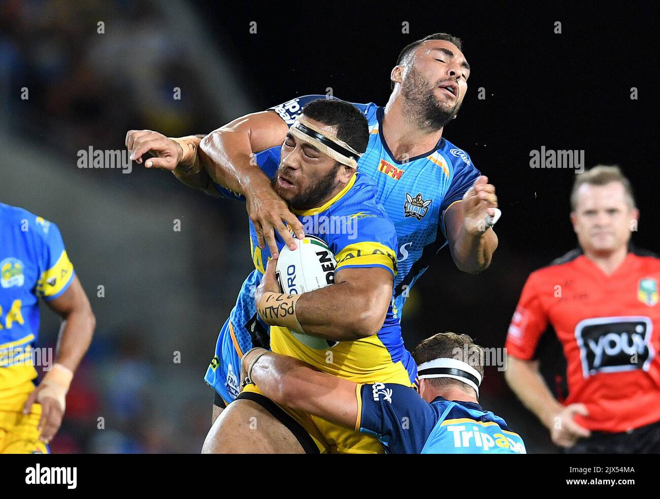 Ryan James (en haut) des Titans de la Côte d'Or s'attaque à Suaia ...