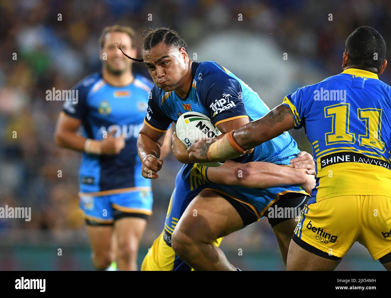 Leivaha Pulu des Titans de la Côte d'Or (au centre) est affronté lors ...