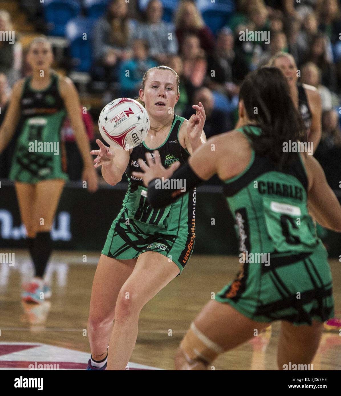 Jessica Anstiss of the Fever (à gauche) passe le ballon lors du match ...