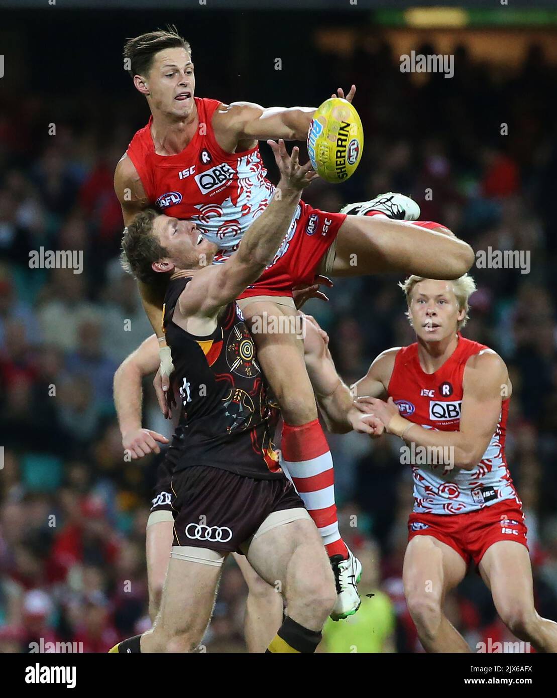 Callum Sinclair des cygnes saute sur Ben McEvoy des Hawks pour obtenir ...