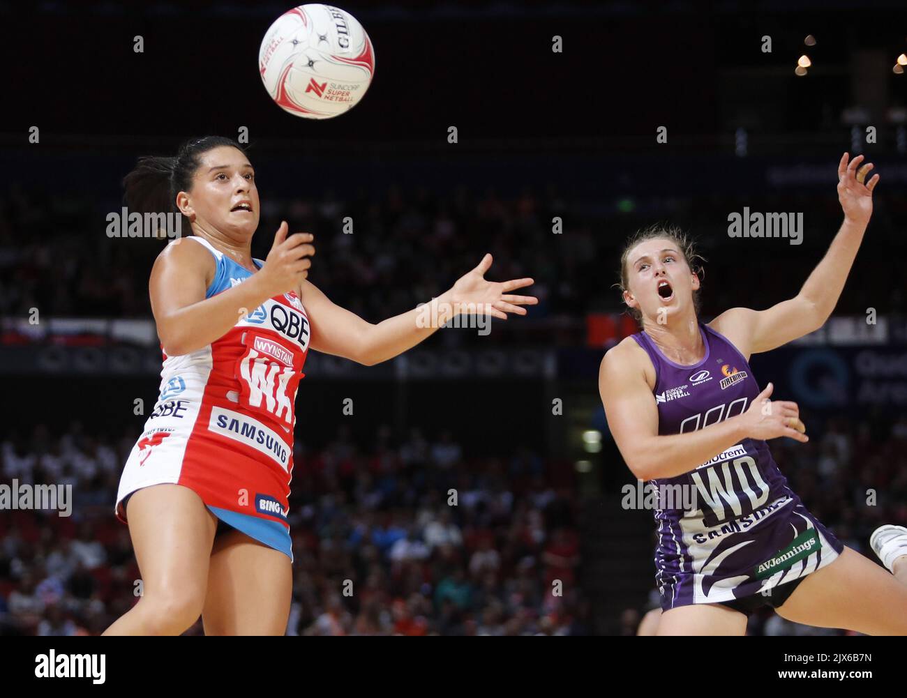 Swifts Claire O'Brien perd le ballon sous la présure des Firebirds Gabi ...