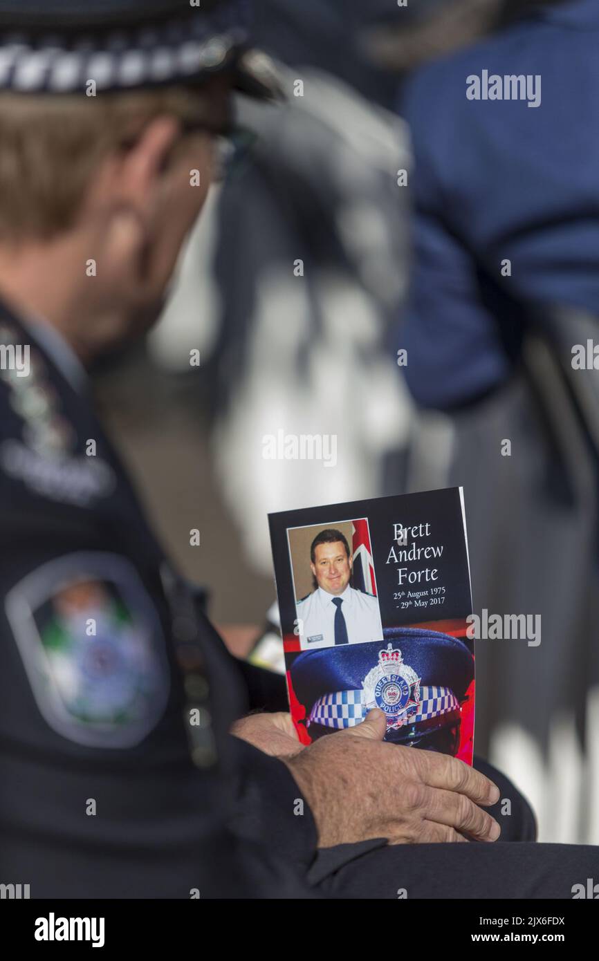 La police aux funérailles de l'agent principal Brett forte à Toowoomba ...