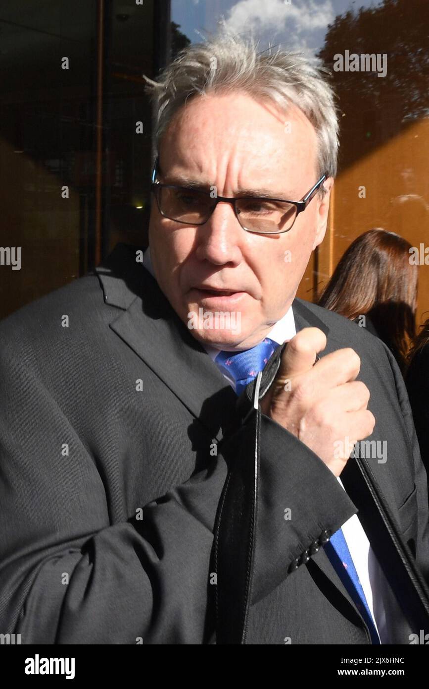 Le sous-commissaire du Bureau fiscal australien Michael Cranston quitte ...