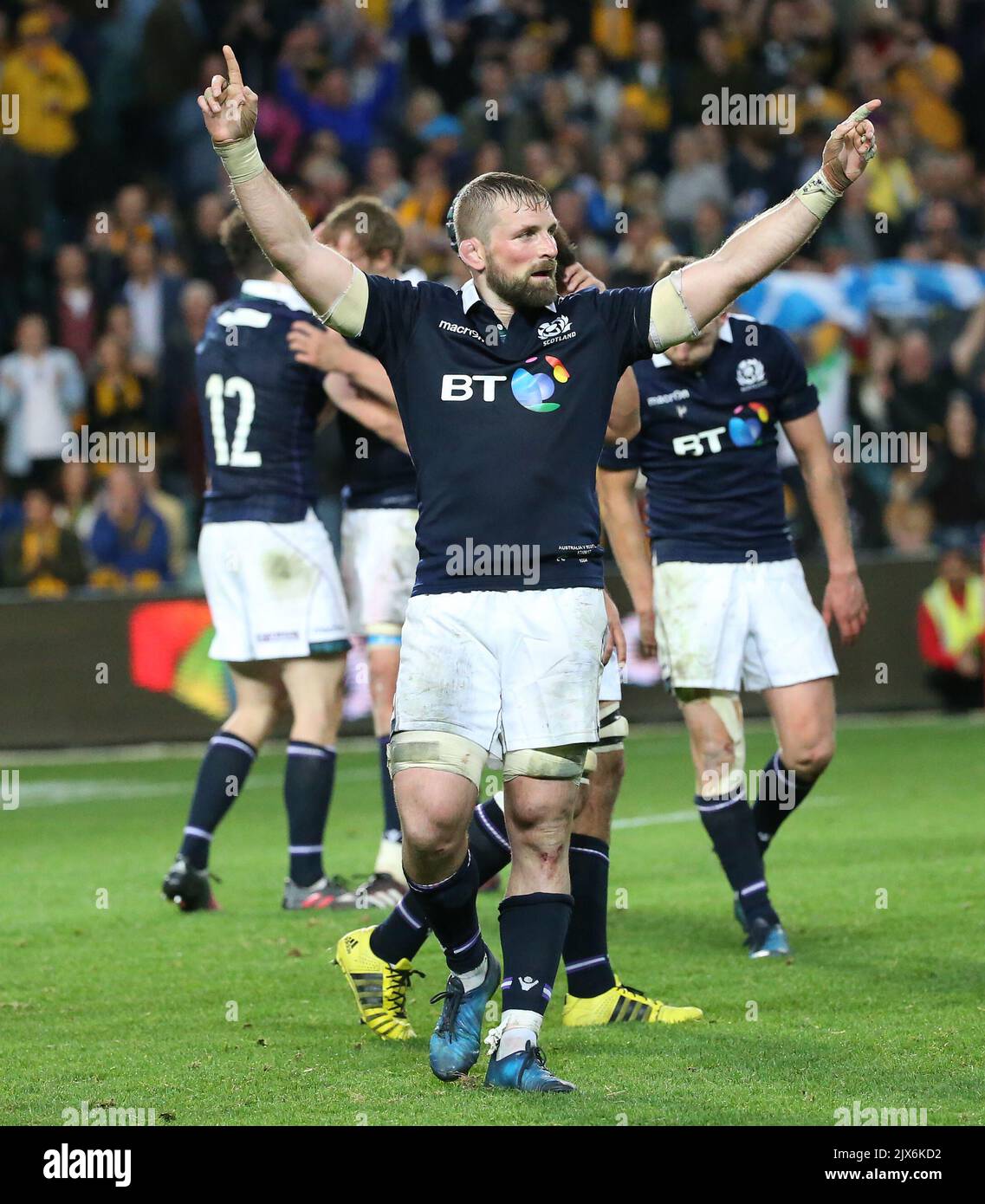 Le capitaine de l'équipe écossaise John Barclay célèbre la victoire ...