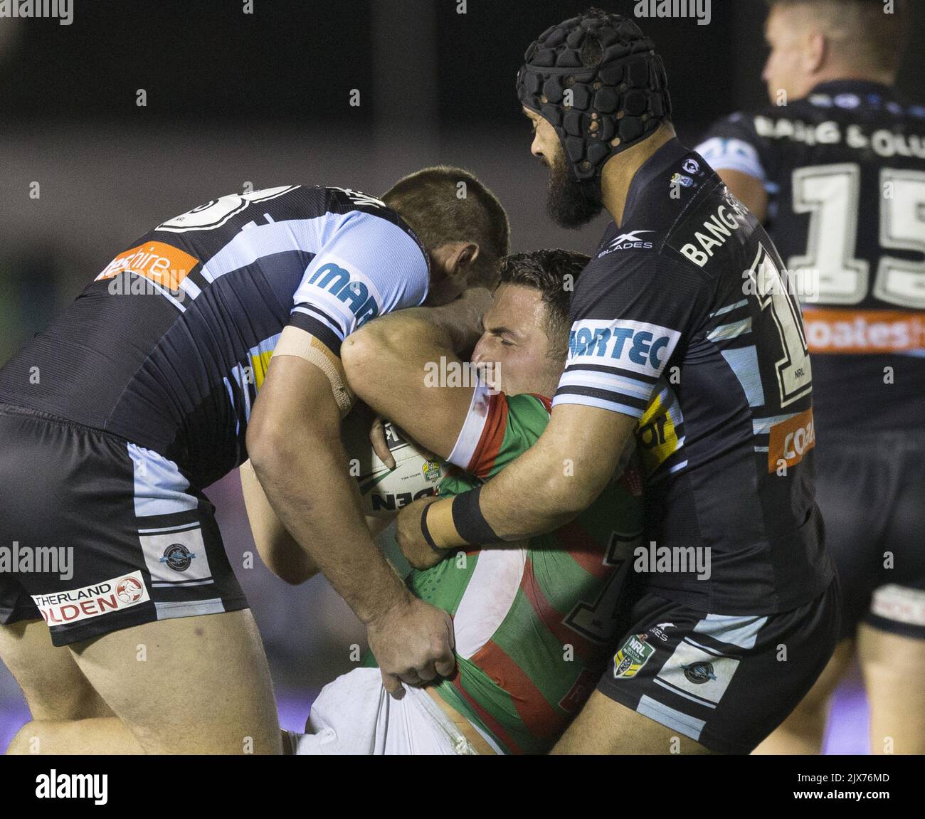 Sam Burgess des Rabbitohs est attaqué par Jayson Bukuya et Jeremy ...