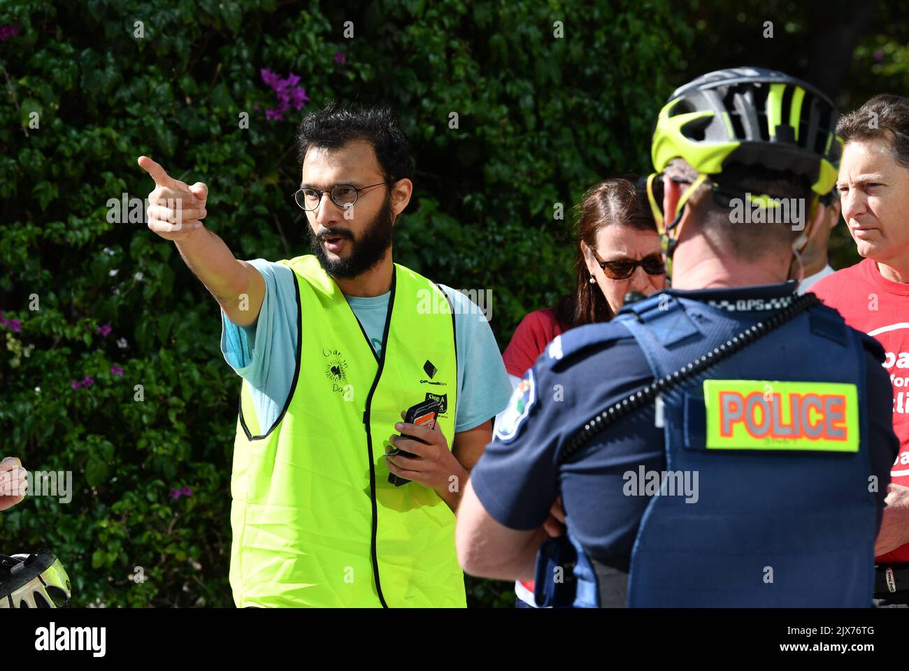 Jonathan Sri, conseiller municipal des Verts à Brisbane, informe la ...