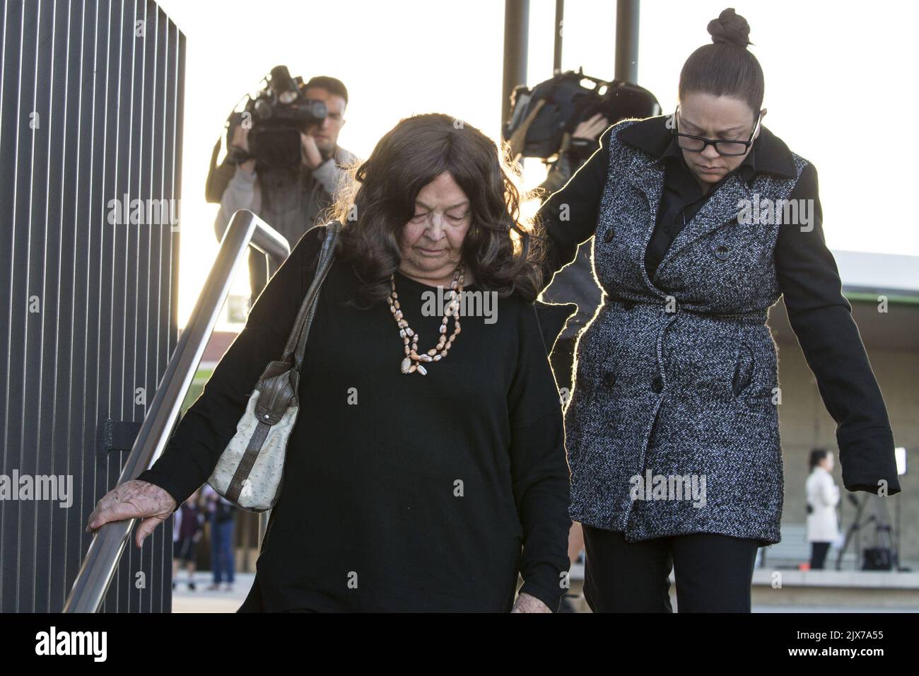 La grand-mère (à gauche) de Joshua Thorburn, le frère nourricier de ...