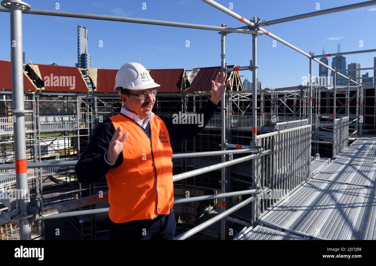 Le fondateur du Pop-up Globe, le Dr Miles Gregory, pose des photos lors ...