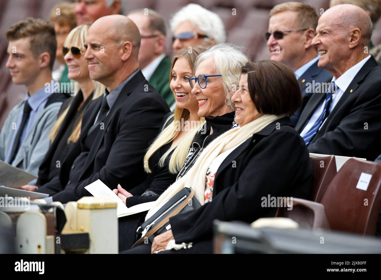Marie (au centre), la sœur jumelle de Betty Cuthbert, participe à un ...