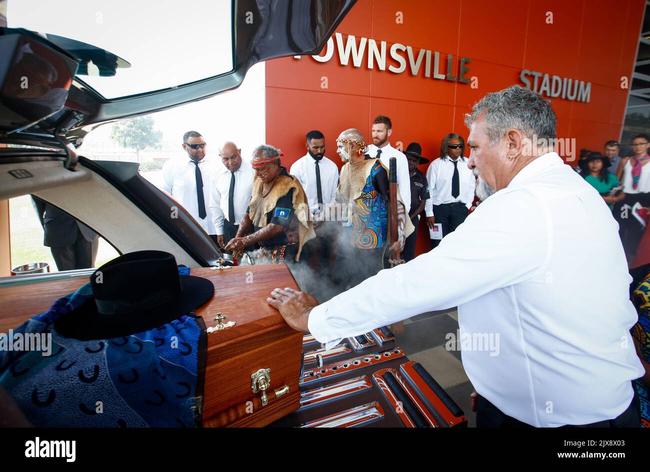 Sam Backo (fils d'Evelyn) est le Dr Evelyn Scott lors d'un enterrement ...