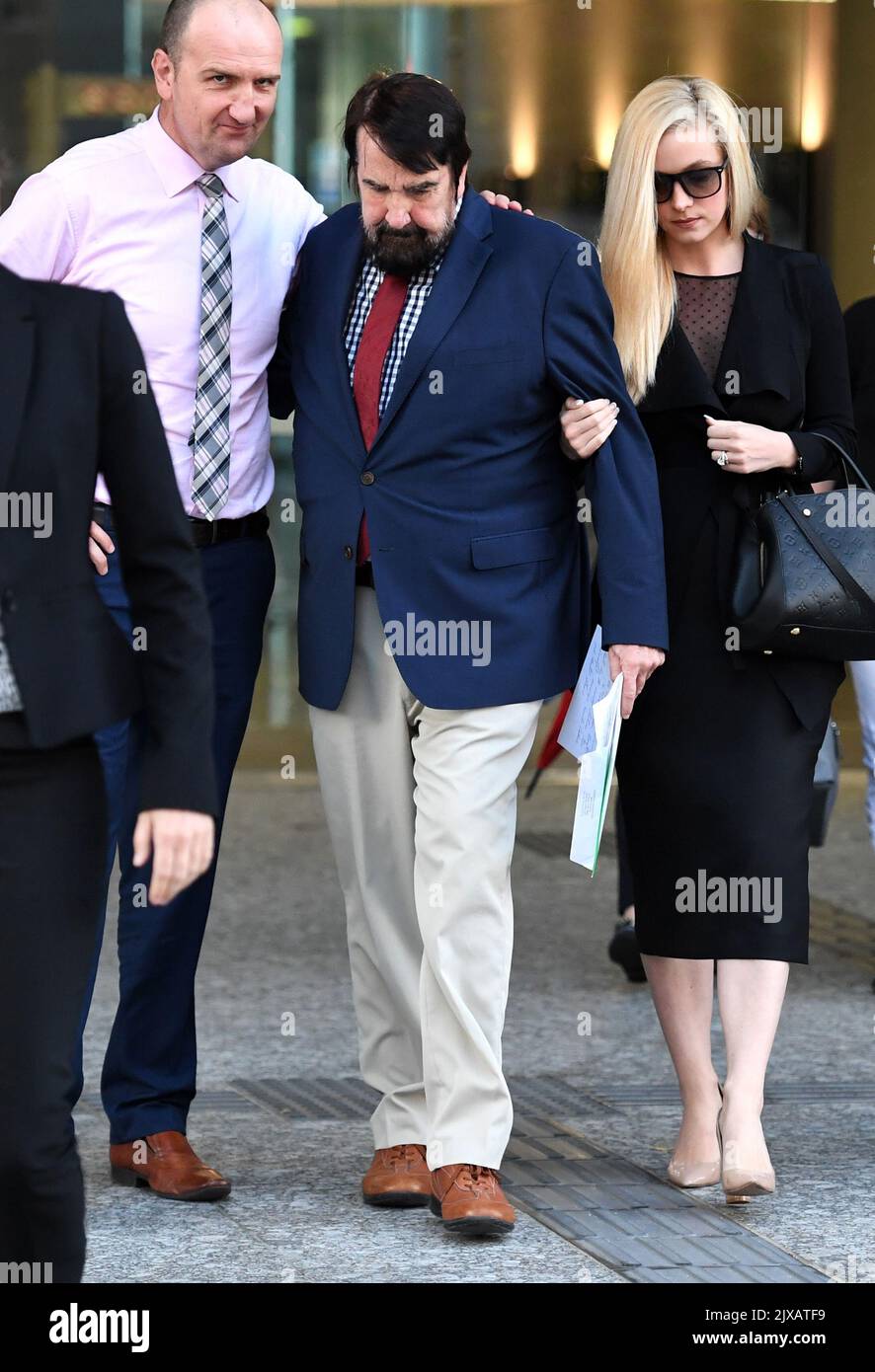 Le mari de Maureen Boyce, Graham Boyce (au centre), est soutenu par sa ...