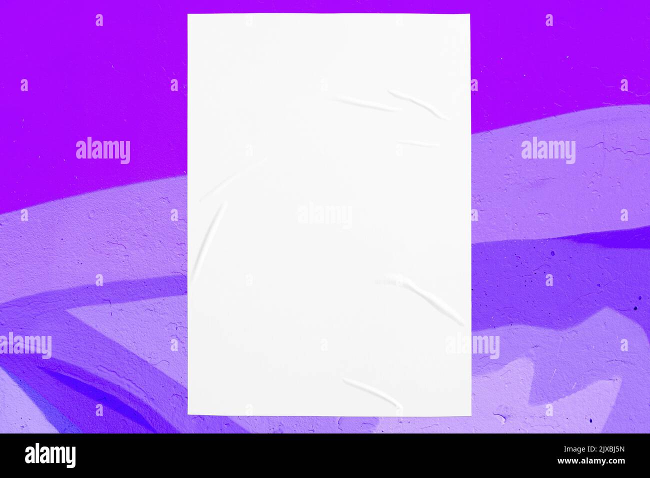 texture de mur urbain colorée avec gabarit d'affiche collé froissé ...