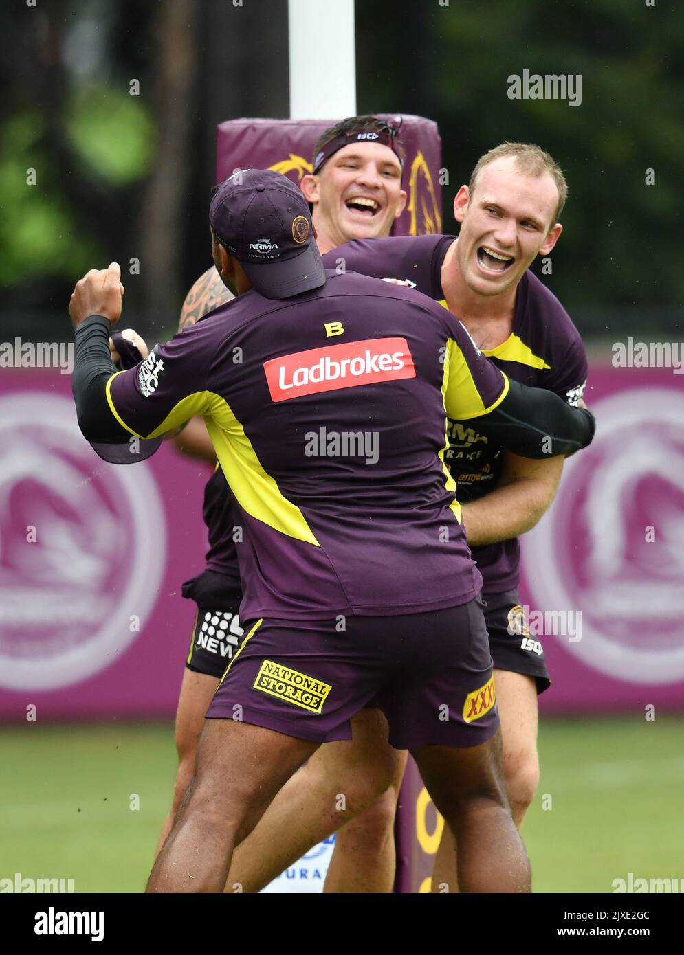 Matt Lodge (à droite) est vu avec ses coéquipiers Josh McGuire (au ...