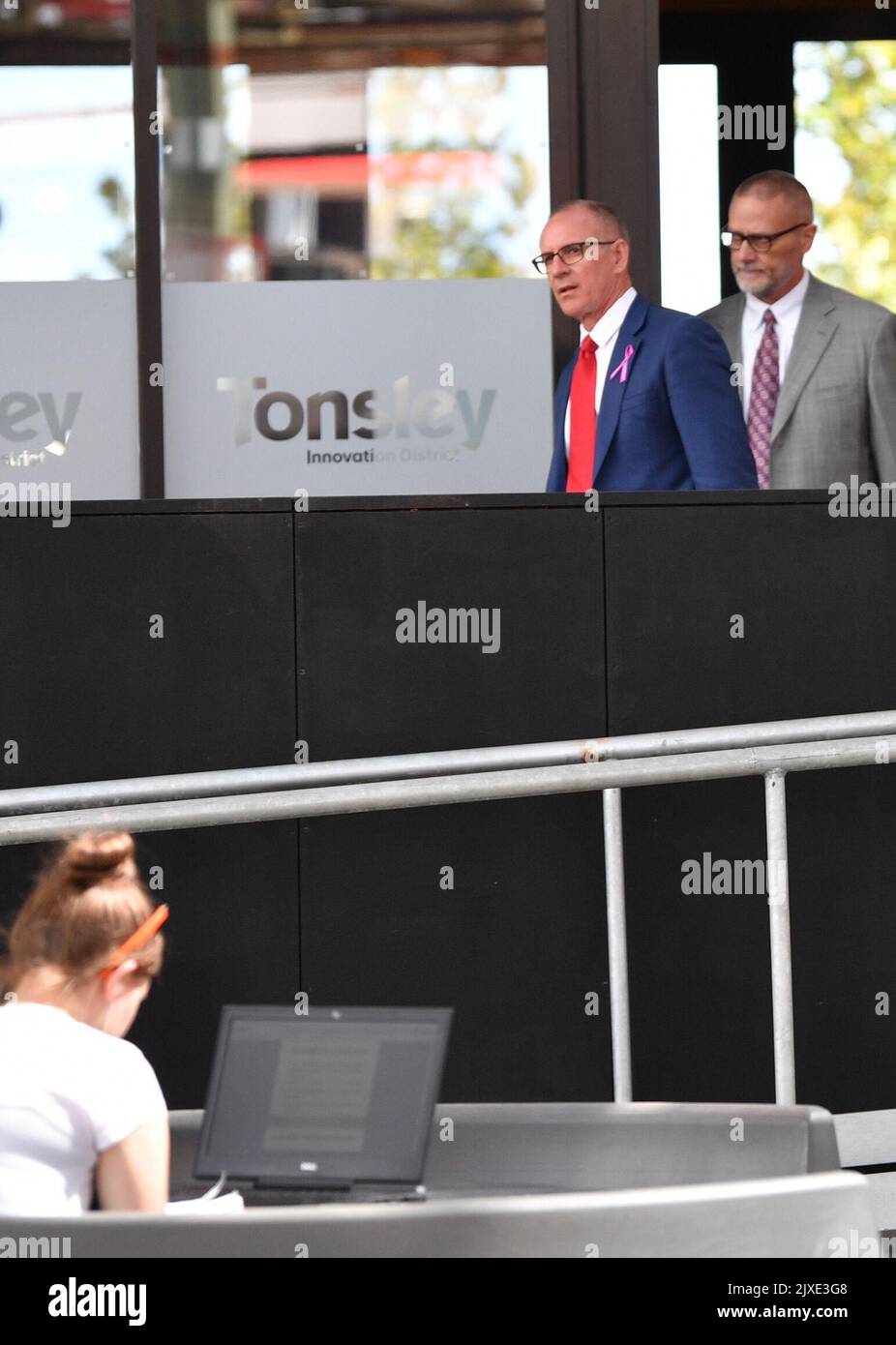 Le premier ministre sud-australien Jay Weatherill (deuxième à droite ...