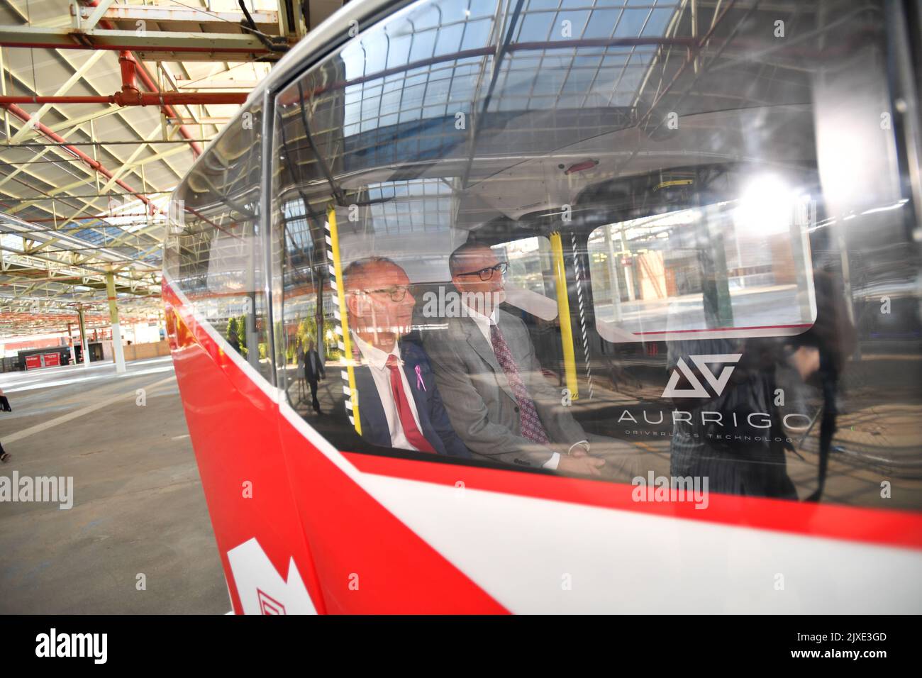 Le premier ministre sud-australien Jay Weatherill (à gauche) et le PDG ...
