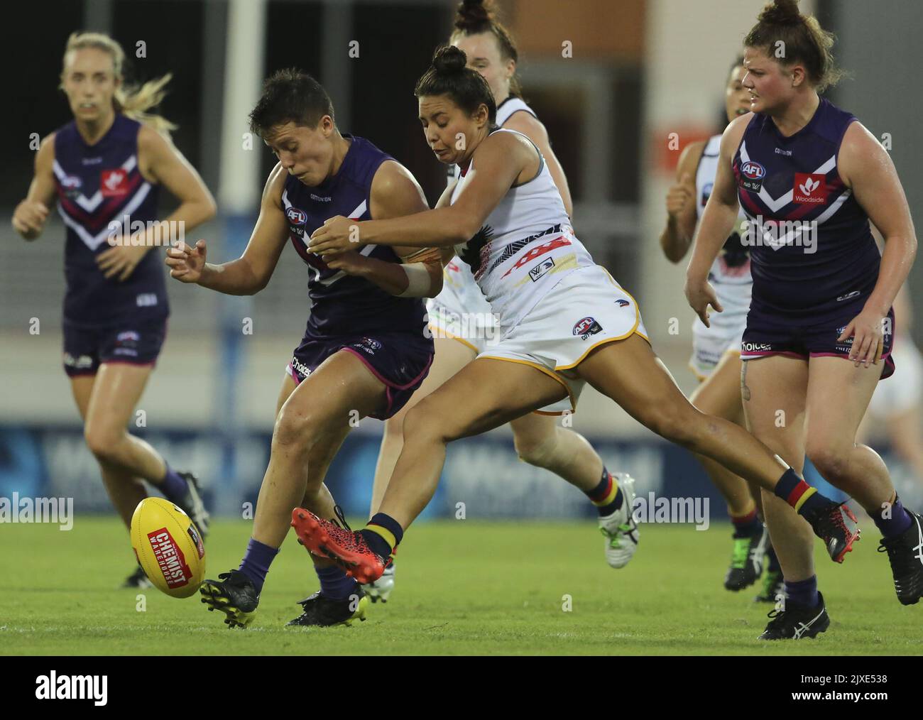 Evangéline Gooch des dockers (à gauche) et Ruth Wallace des Crows ...