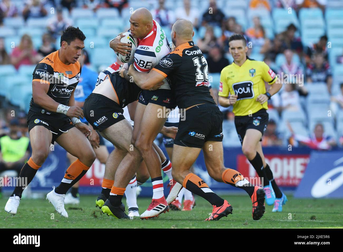Blake Ferguson des Roosters tente de faire passer Robbie Rochow de la ...
