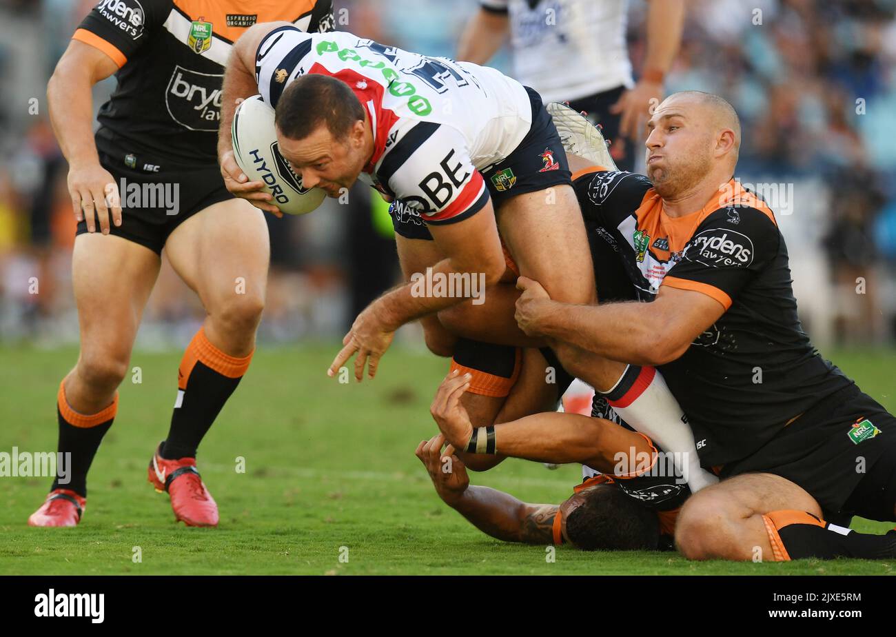 Boyd Cordner of the Roosters est attaqué par Benji Marshall et Robbie ...