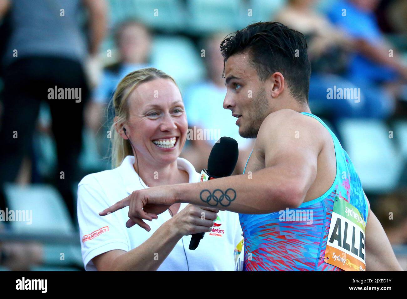 Devon Allen, des États-Unis d'Amérique, parle à l'ancien athlète olympique Tamsyn Lewis après ...