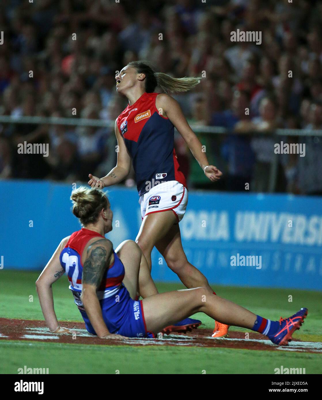 Aliesha Newman des démons court pour manquer une chance pour un but ...