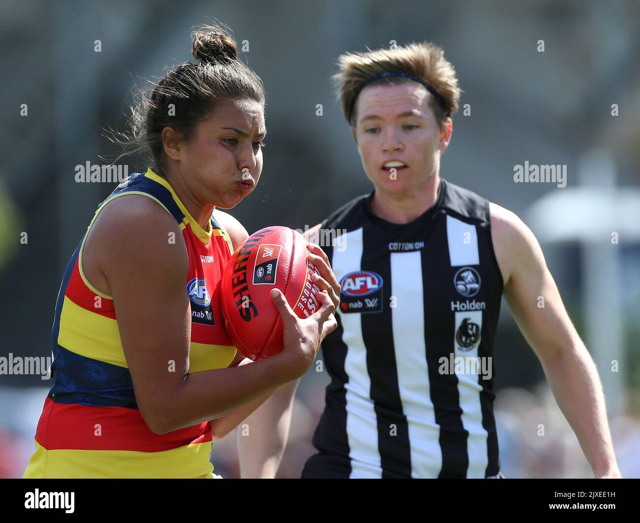 Ruth Wallace d'Adélaïde marque devant Jess Duffin de Collingwood lors ...