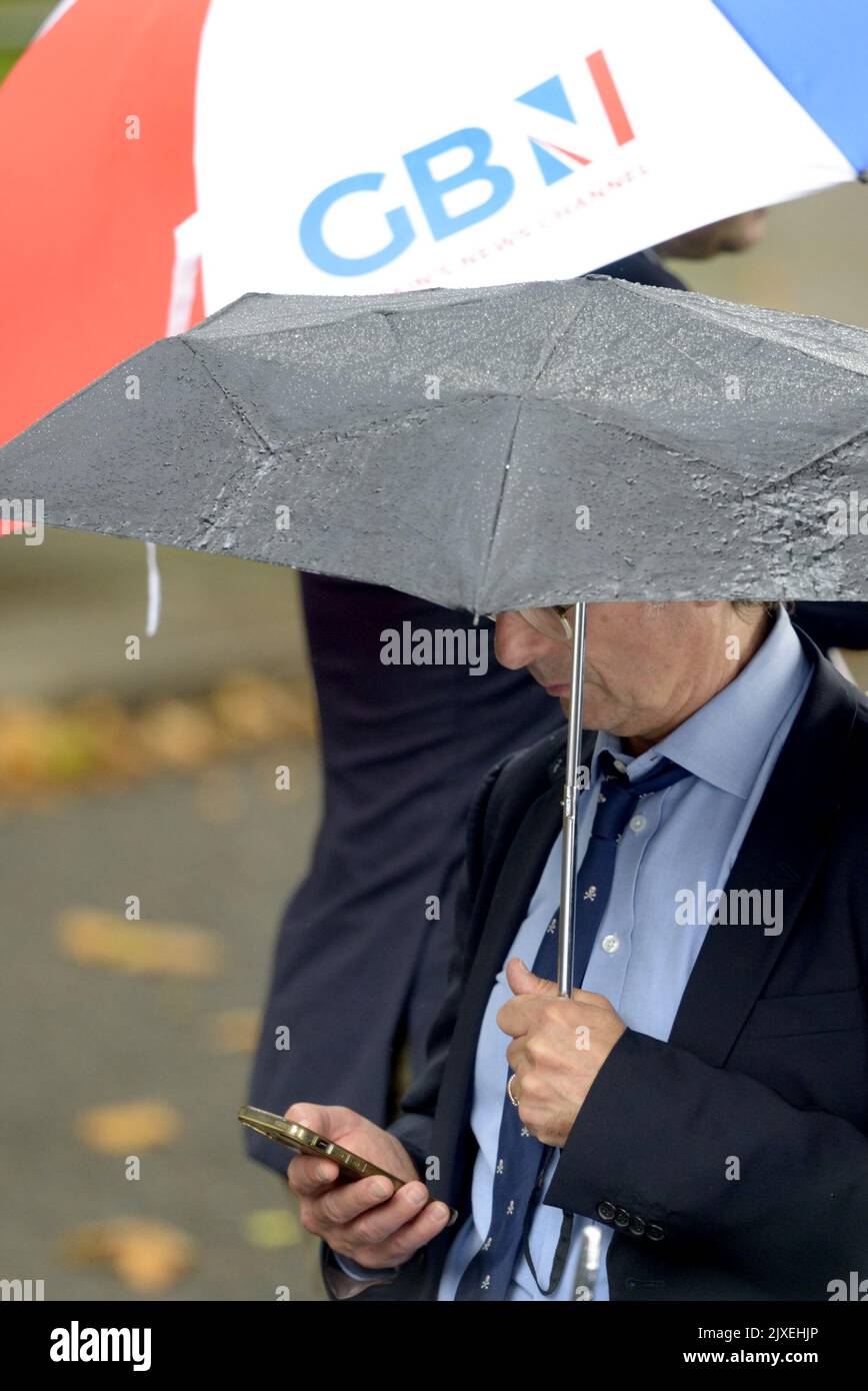 Liz truss pluie Banque de photographies et d’images à haute résolution ...