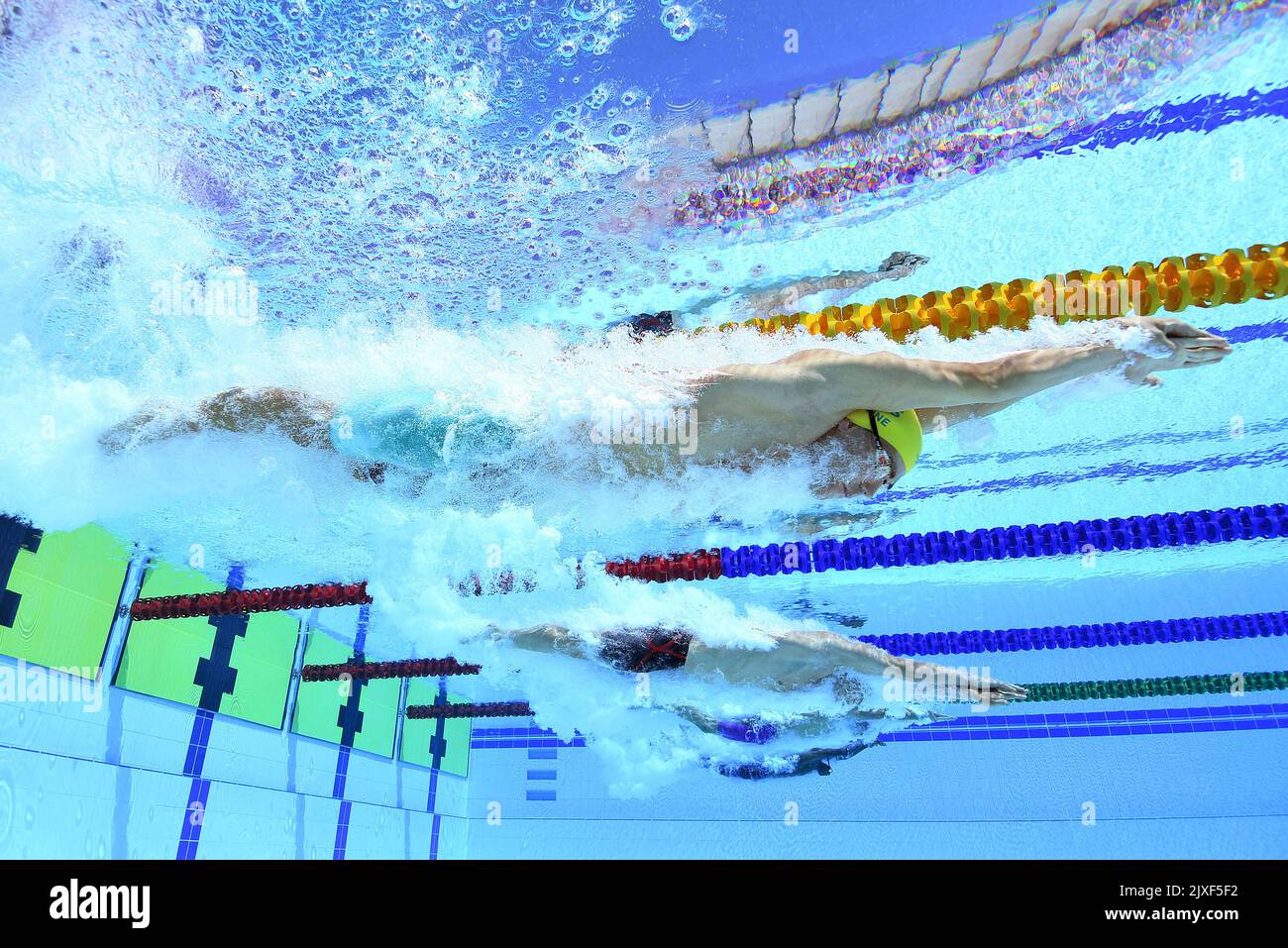Grant Irvine de l'Australie nage pendant les hommes 100m papillons ...