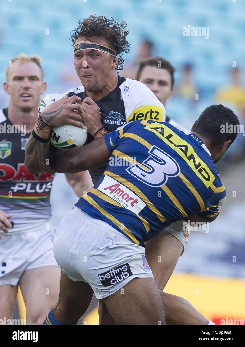 James Fisher-Harris des Panthers est attaqué pendant le match de la ...