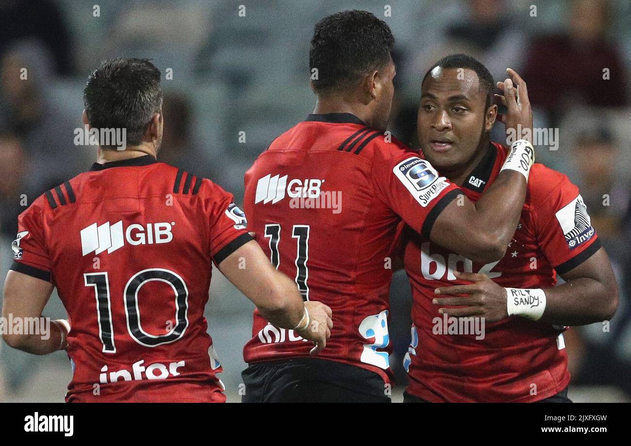 Manasa Mataele des Croisés célèbre son essai avec ses coéquipiers lors ...