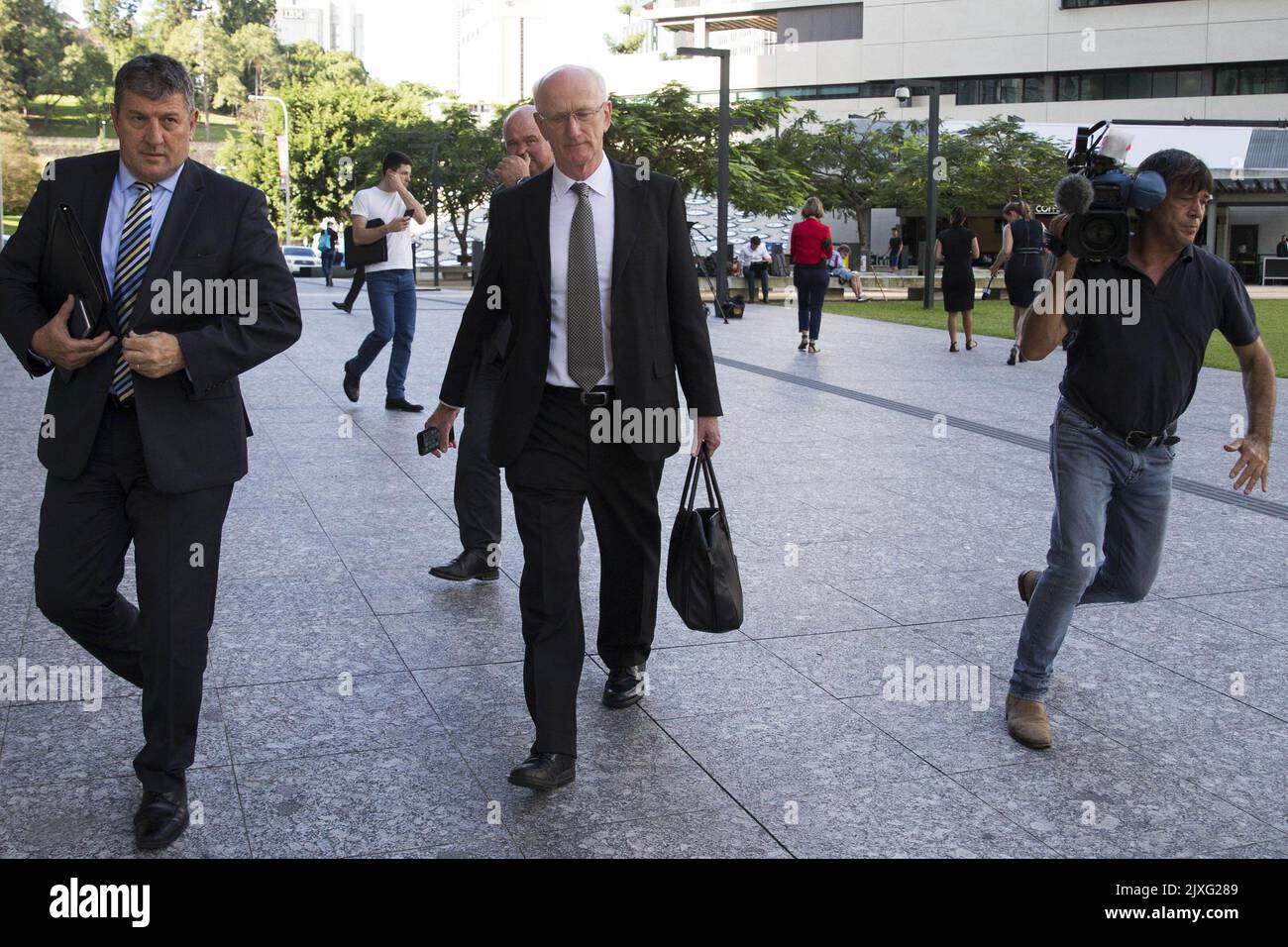 L'ancien maire de la côte du Fraser, Chris Loft (au centre), quitte la ...