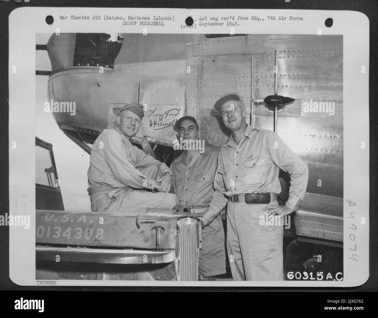 De gauche à droite : Colonel John J. Morrow, Co, 30th Bomb Group; Major ...