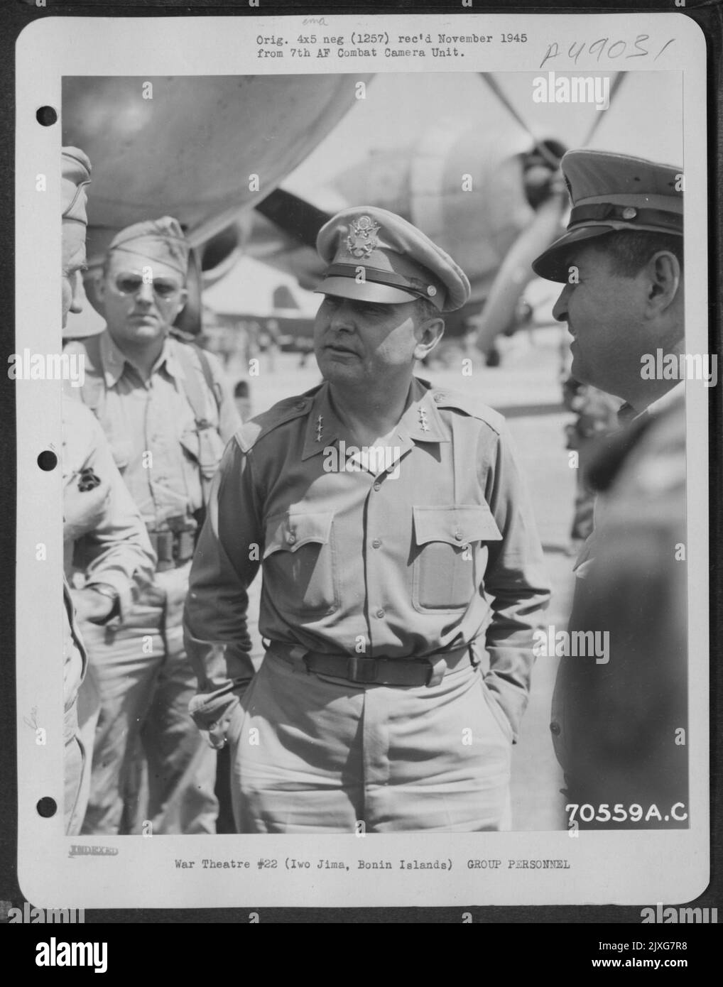 Le général Ira C. Eaker (entrée) est accueilli par le général de ...