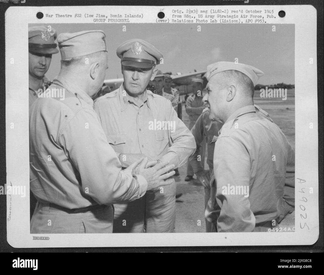 Peu après leur arrivée à Iwo Jima, aux îles Bonin, lors d'une visite d ...