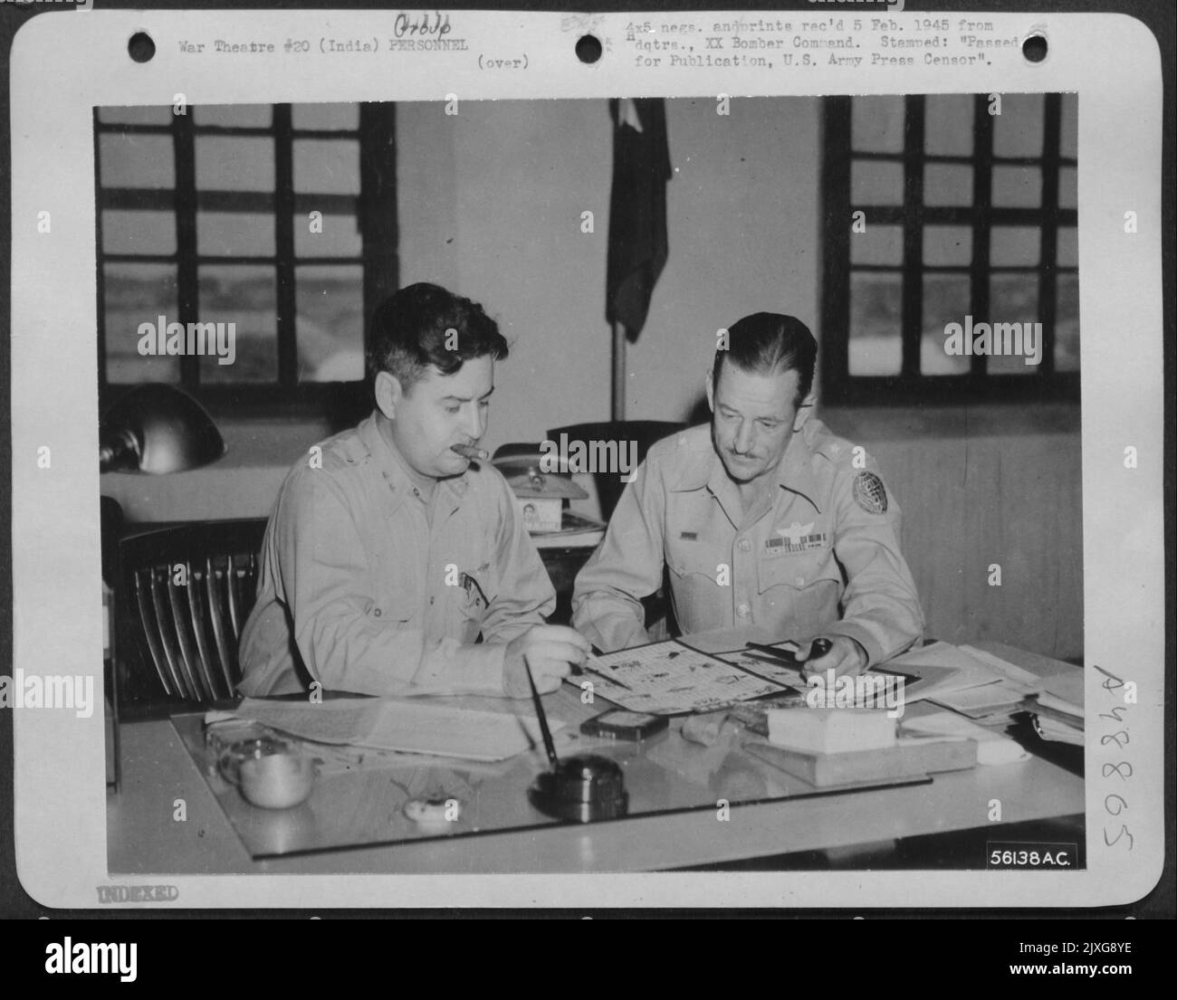 Le major général Curtis E. Lemay (à gauche) et Brig. Le général Roger M ...