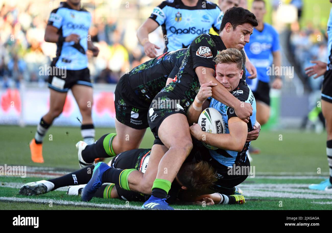 Les requins Matt Moylan est attaqué pendant le match de la série 10 des ...