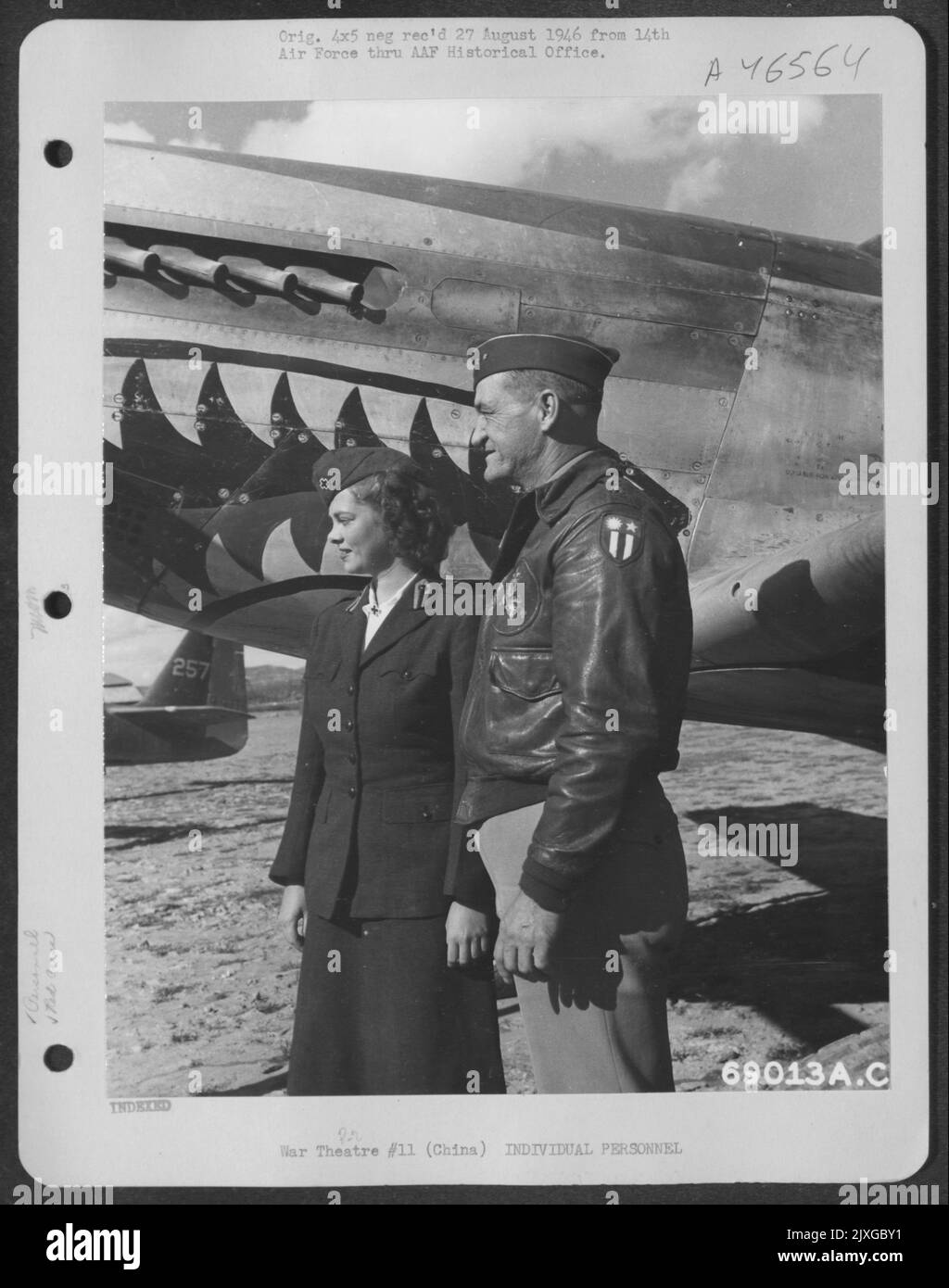 Le major-général Claire L. Chennault et une fille de la Croix-Rouge ...
