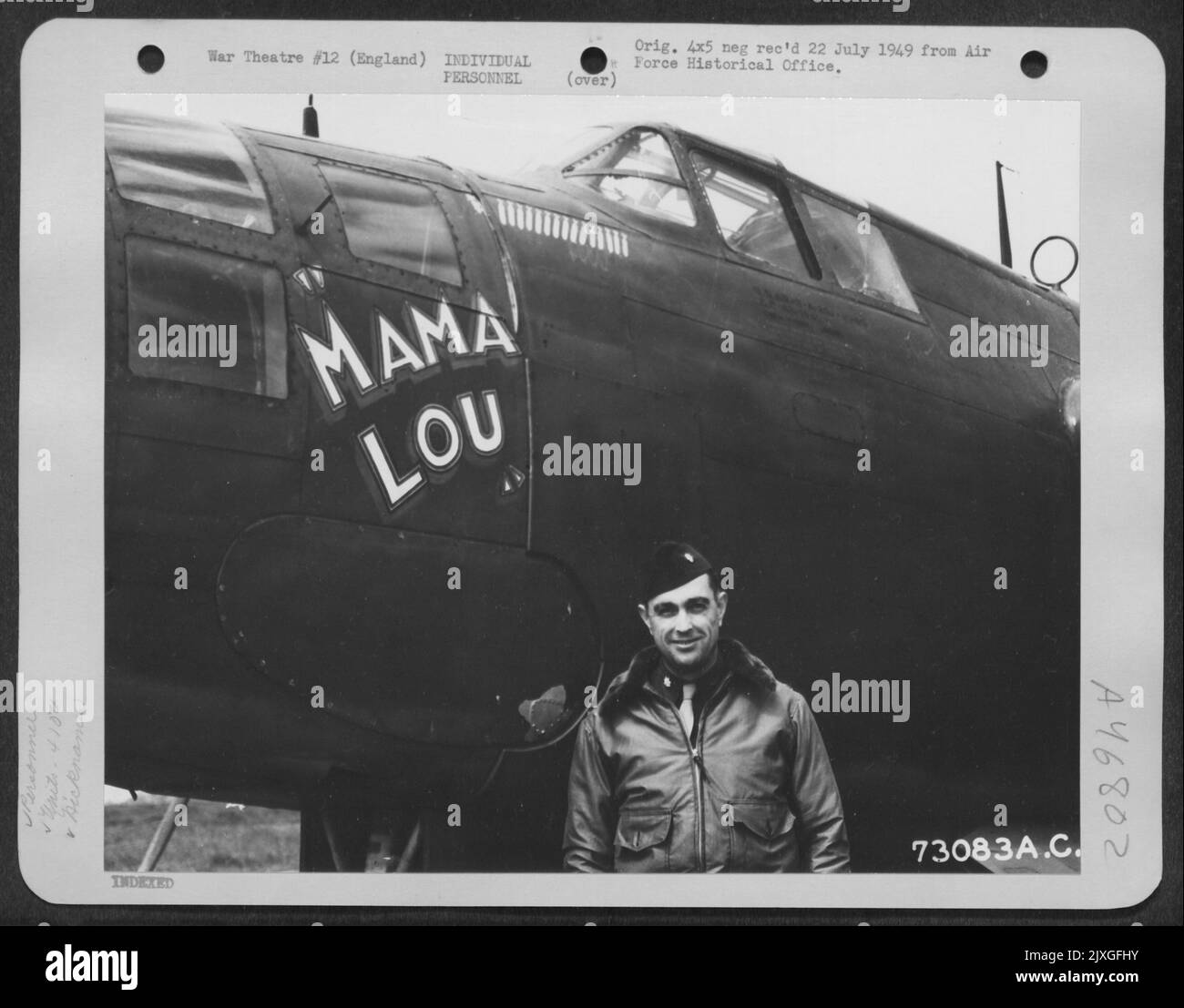Le lieutenant-colonel Reeves, du groupe de la bombe de 410th, pose à ...
