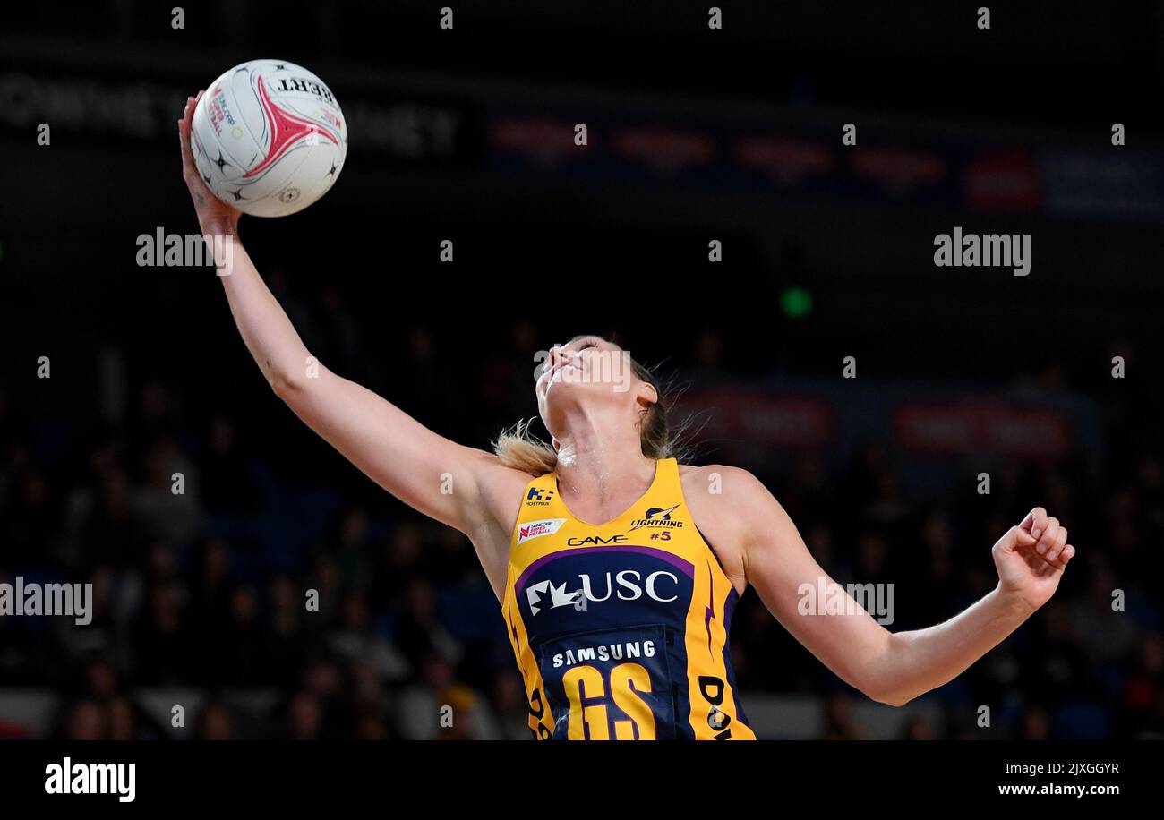 Caitlin Bassett of the Lightning prend des photos lors du match de Super Netball de la série 4 ...