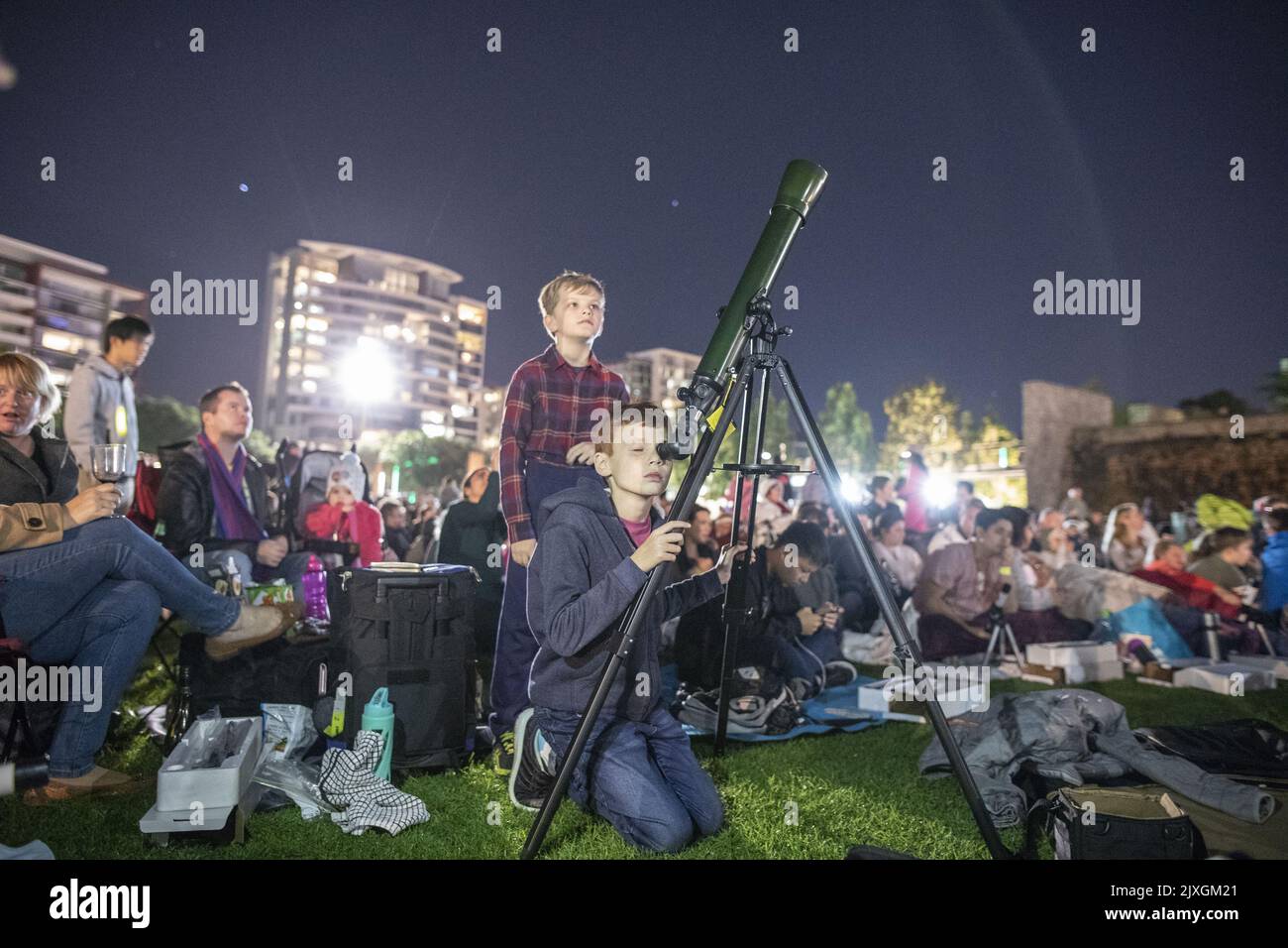 Patrick Horan et Alex Purcell, 9 ans, participent à la tentative de Stargazing du record du ...