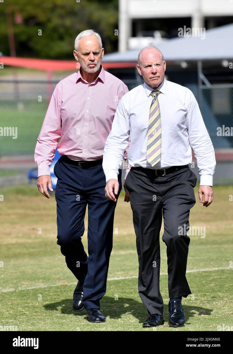 Le président de l'Union de rugby du Queensland, David Codey (à gauche ...