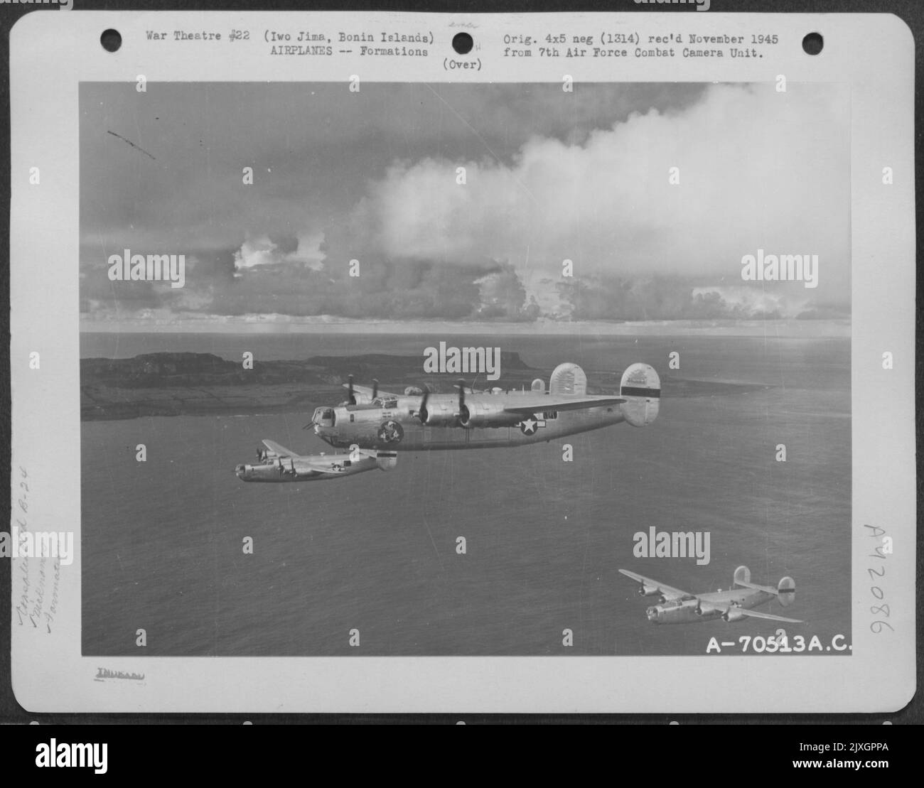 Une formation de 'libérateurs' B-24 consolidés s'oriente vers Iwo Jima ...