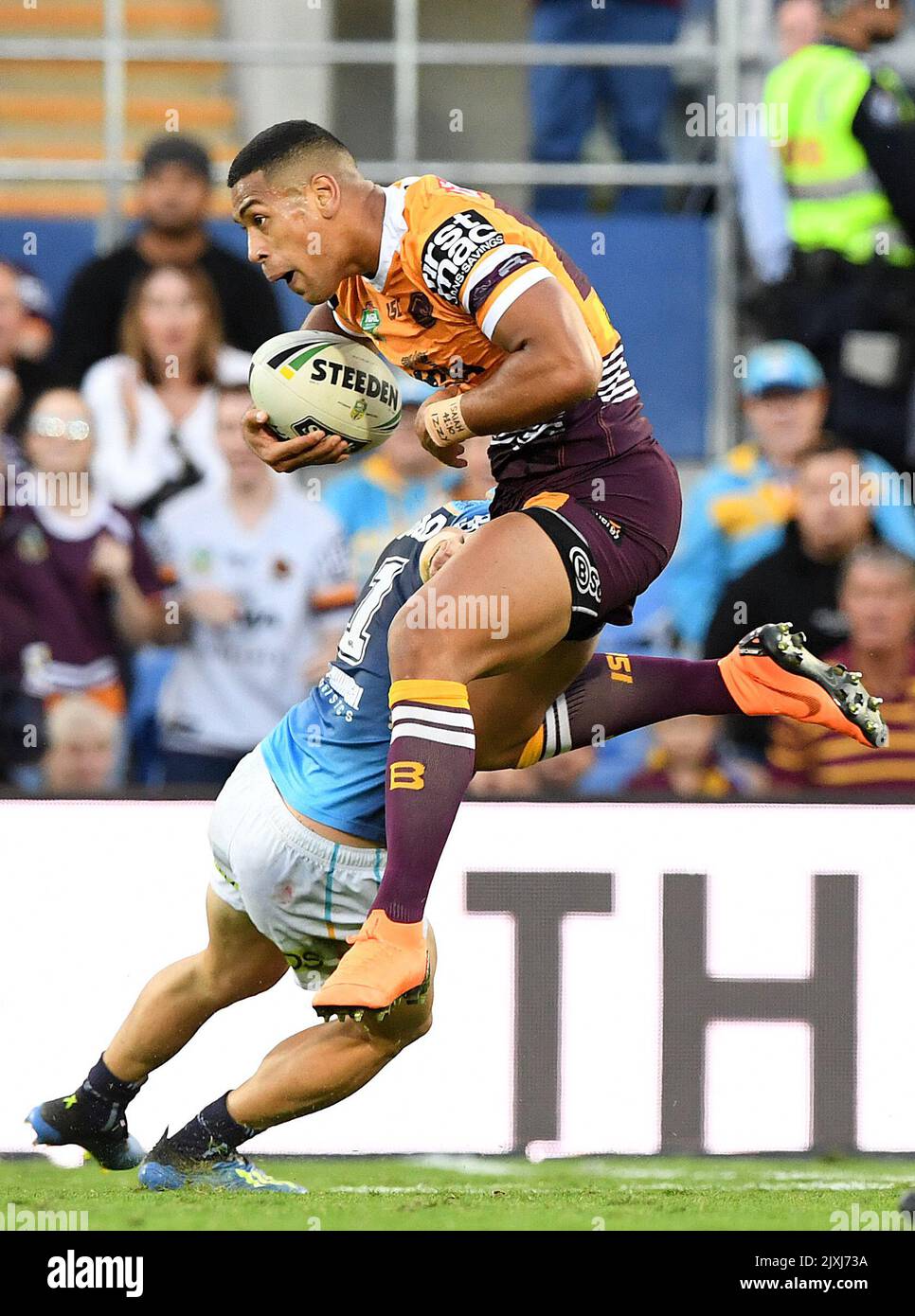 Jamayne Isaako des Broncos rivalise pour la balle haute avec Michael ...