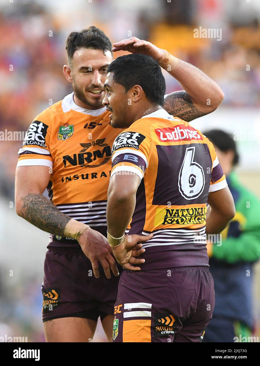 Darius Boyd des Broncos réagit avec Anthony Milford après avoir fait un ...