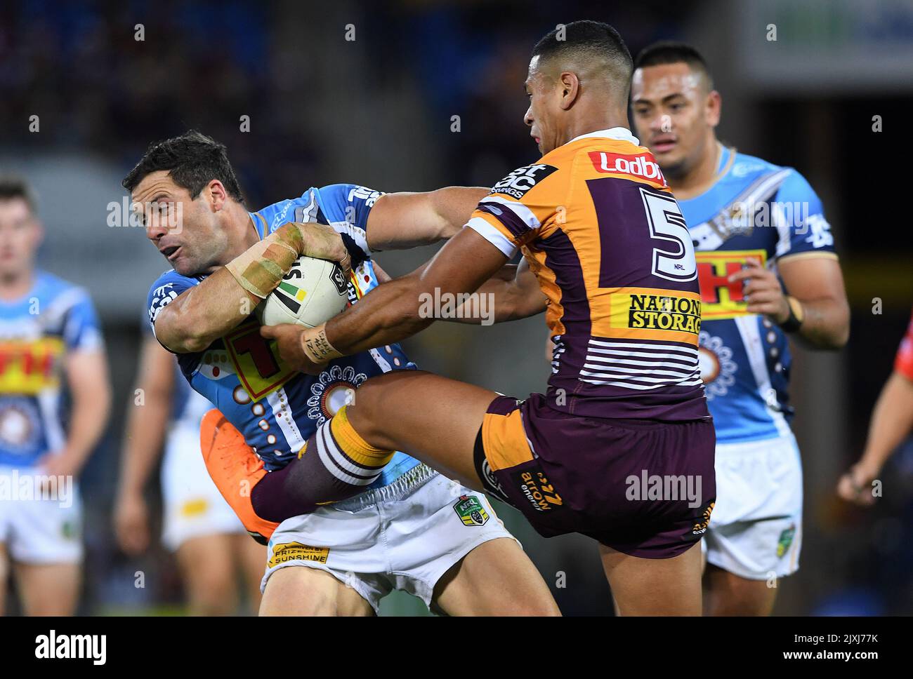 Jamayne Isaako, des Broncos, s'attaque à Michael Gordon, des Titans ...