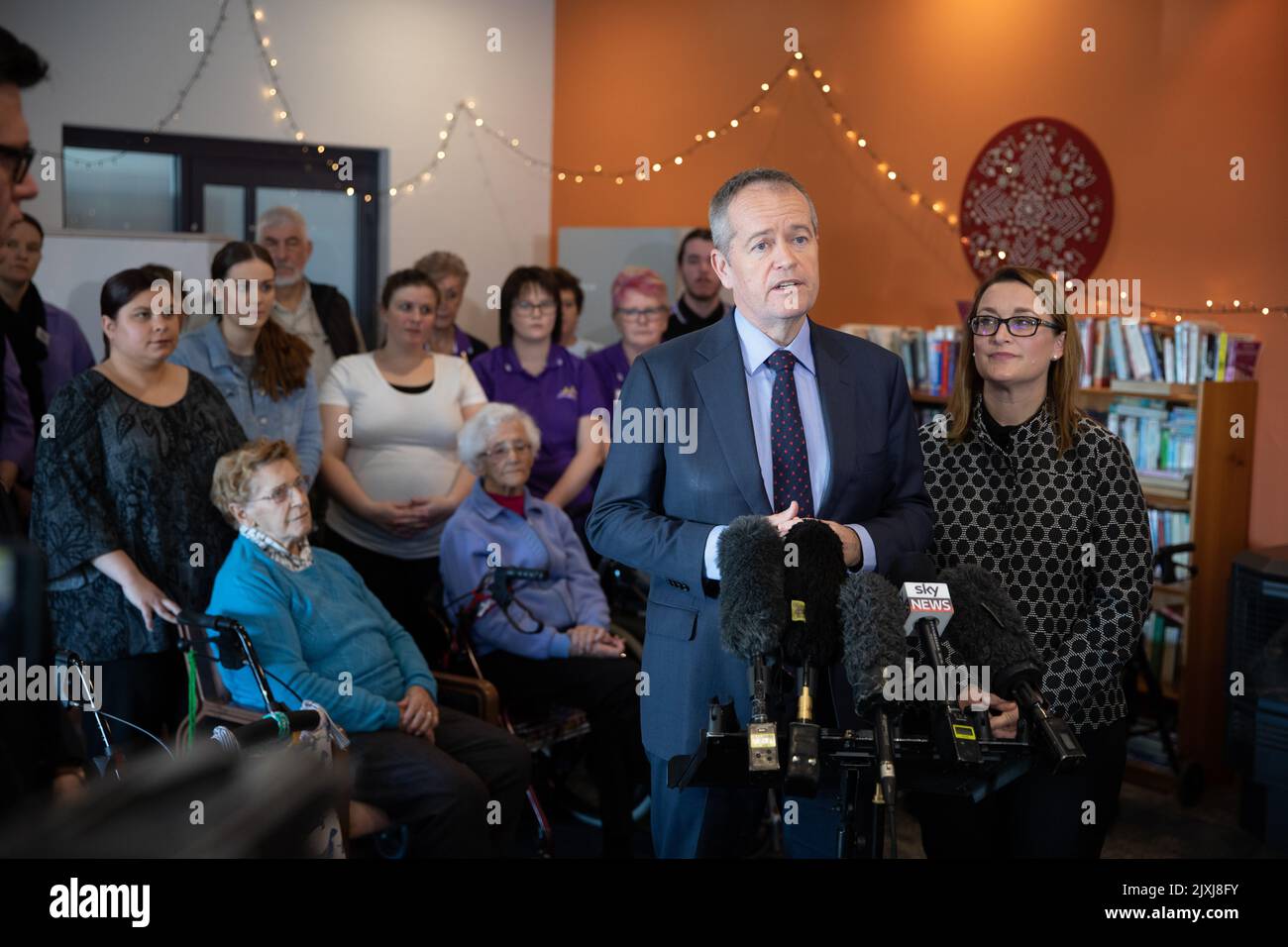 Le chef de l'opposition, Bill Shorten (au centre), se rend au Meercroft ...